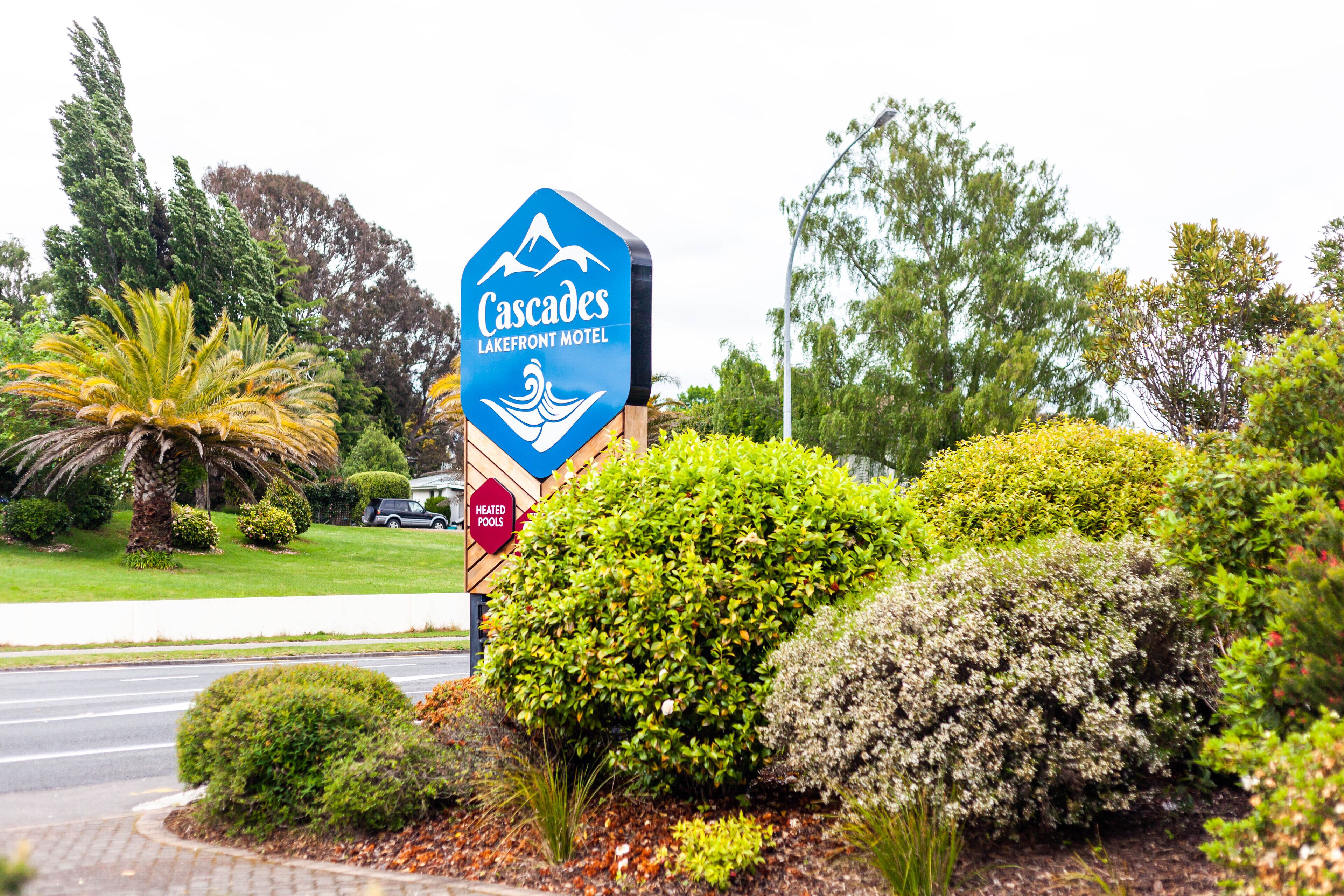 Placa do Cascades Lakefront Motel com piscina aquecida.