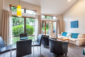 Quarto Familiar, vista parcial para o lago | Vista do quarto