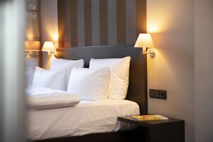 Quarto Triplo | Roupa hipoalergénica, minibar, cofre no quarto, secretária 