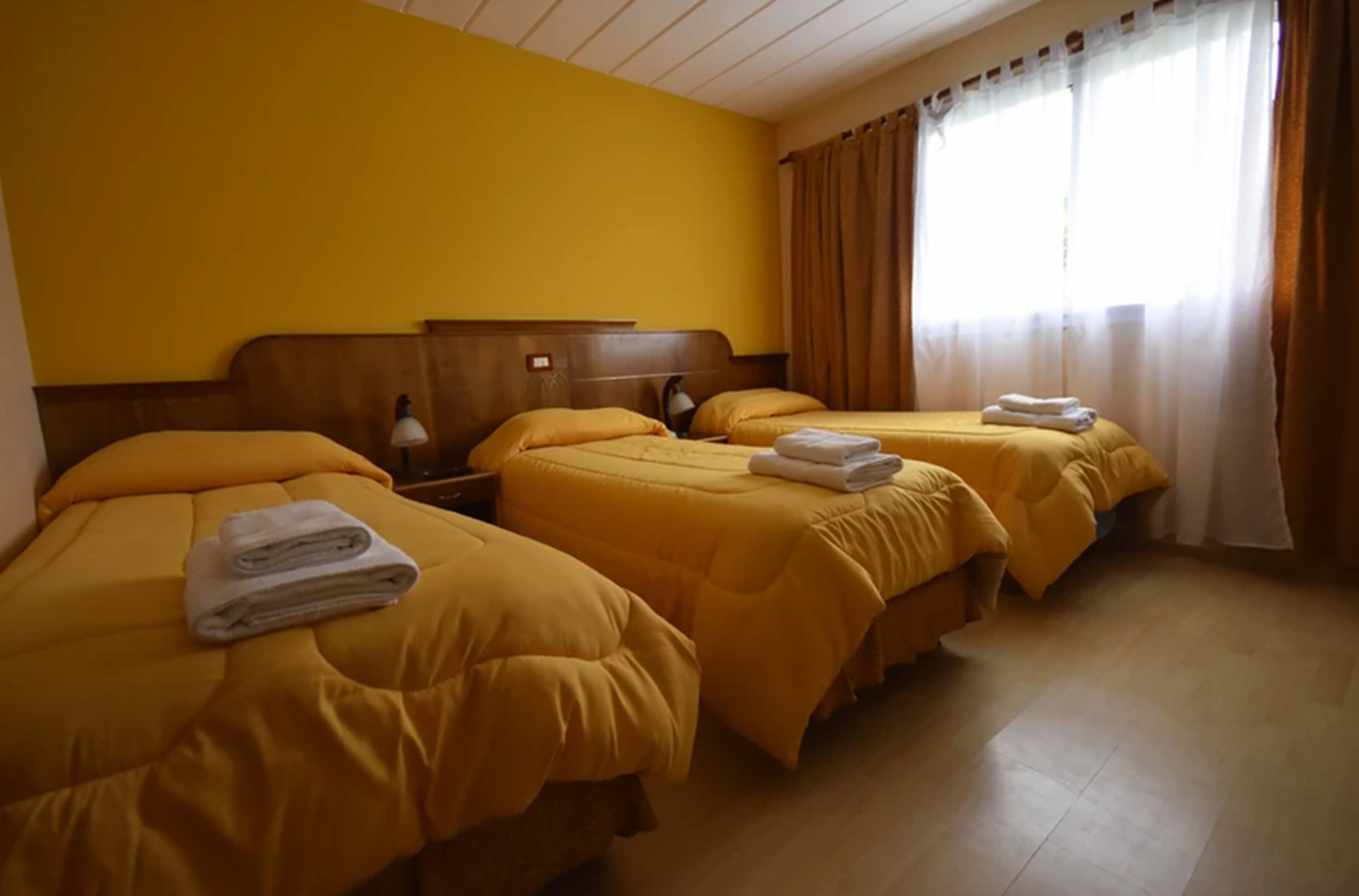 Cofre no quarto, com decoração personalizada 