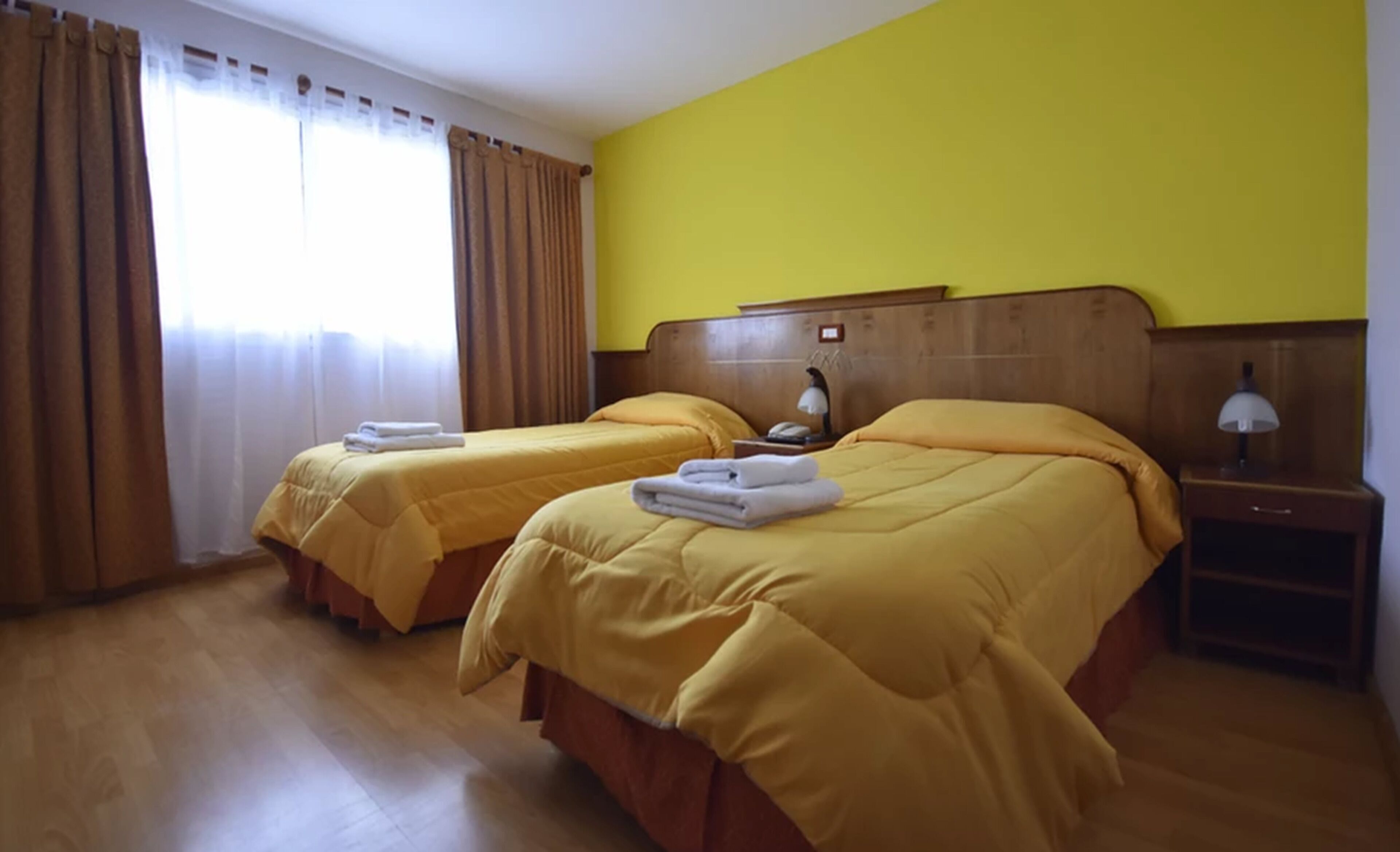 Cofre no quarto, com decoração personalizada 