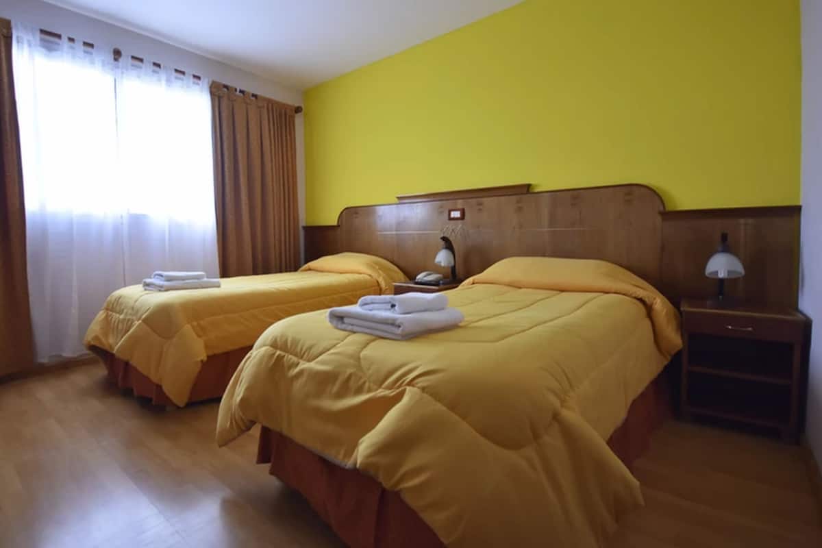 Cofre no quarto, com decoração personalizada