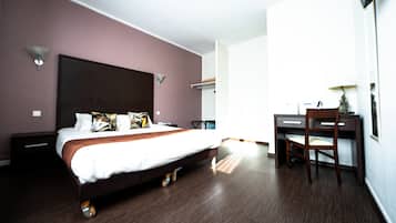 Quarto casal conforto, vista para o jardim | Individualmente mobiliados, escrivaninha, cortinas blackout