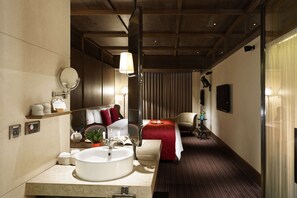 Quarto Duplo Deluxe (Executive, no free parking) | Roupa de alta qualidade, minibar, cofre no quarto, secretária 