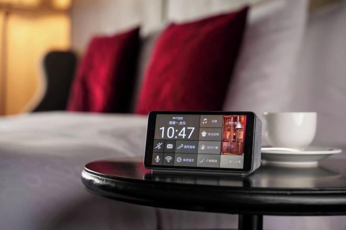 Um smartphone sobre uma mesa de cabeceira mostrando as 10:47.