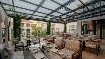 Serviço de almoço, local e internacional, restaurante ao ar livre