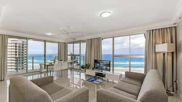 Apartamento Superior, 2 quartos, em frente à praia | Sala | Televisor de 42 polegadas com canais por cabo, leitor de DVD