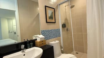 Deluxe Twin Room | Casa de banho | Um polibã, um secador de cabelo, um bidé, toalhas fornecidas