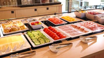 Café da manhã com buffet grátis durante a semana