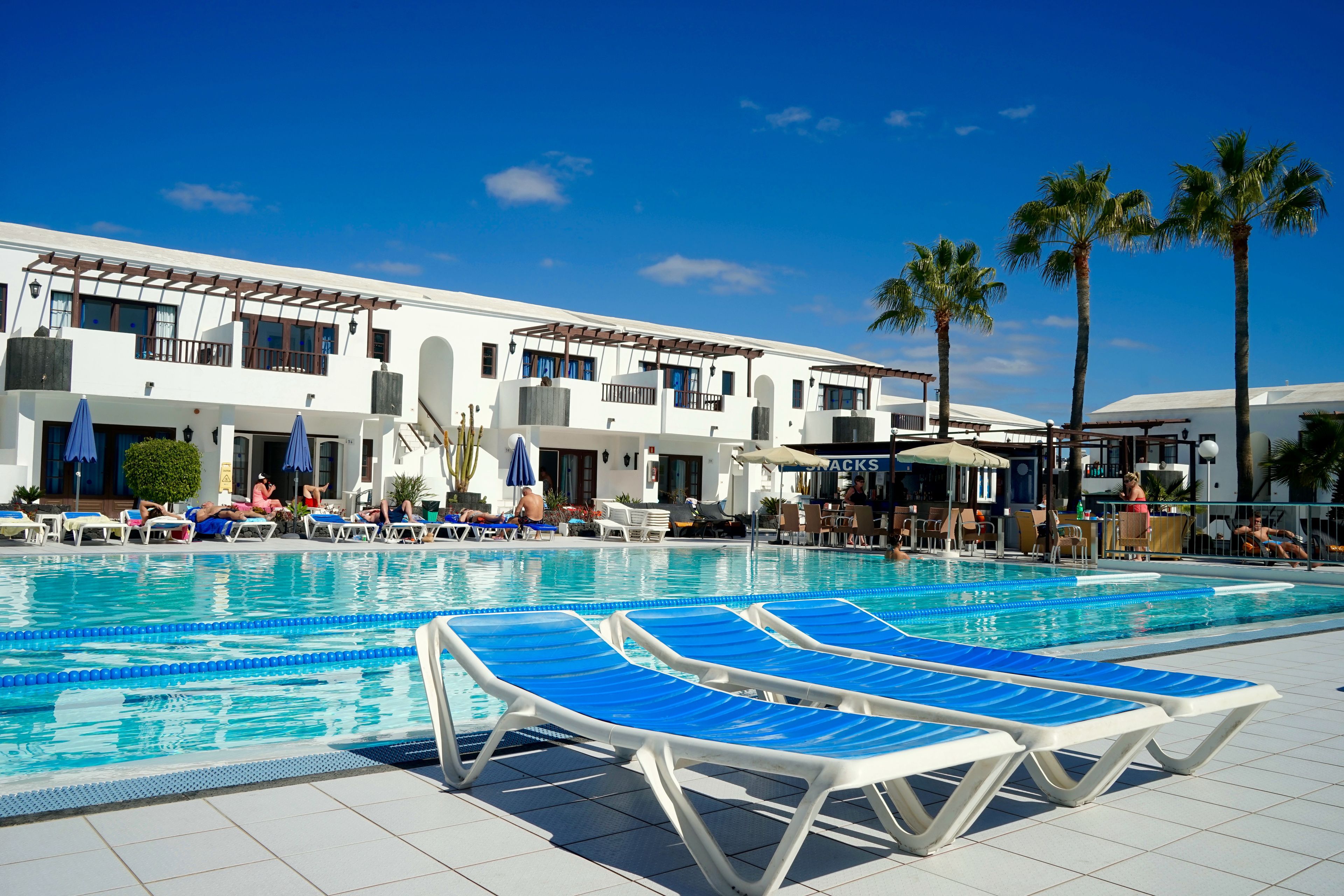 Terraço com espreguiçadeiras