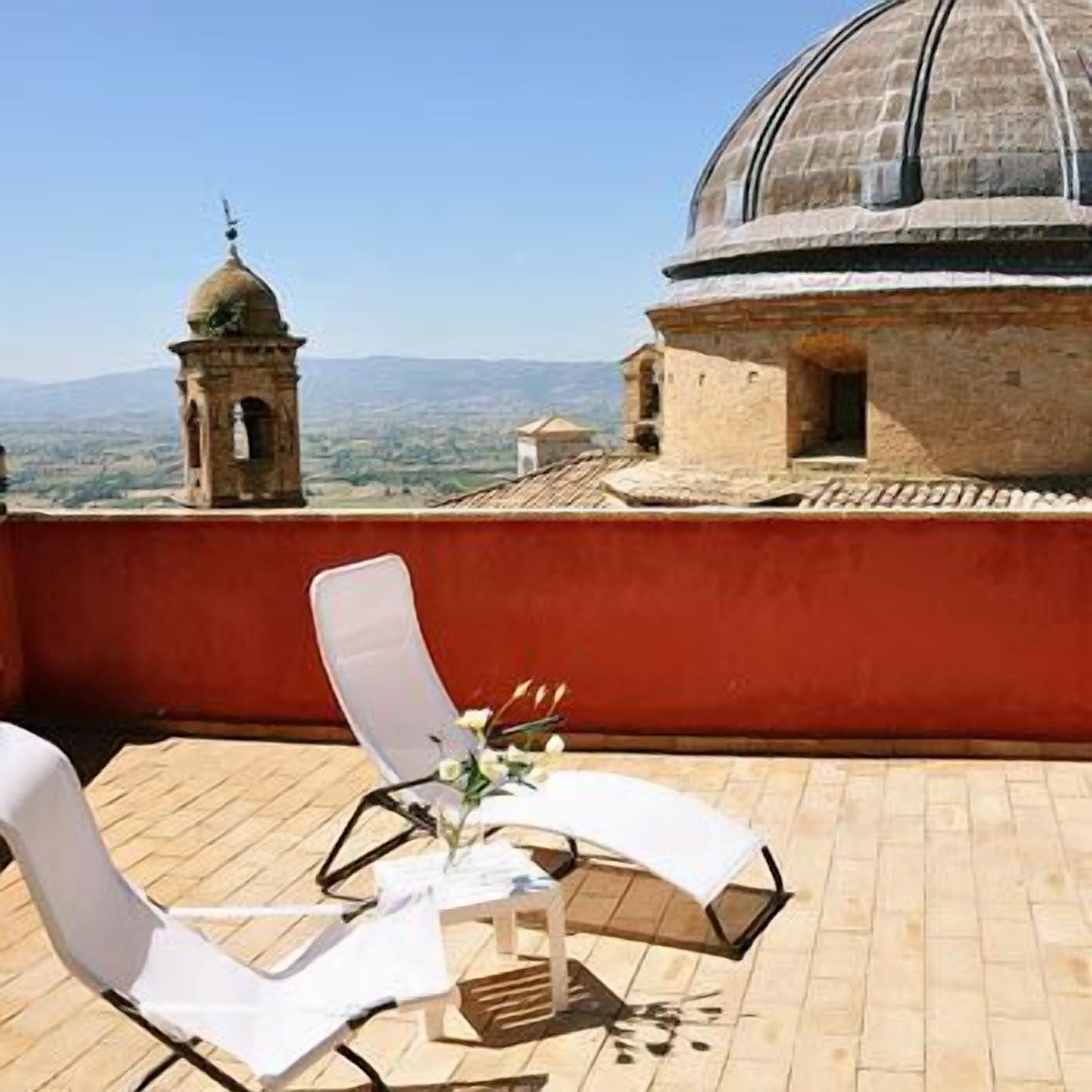 Terraço com espreguiçadeiras