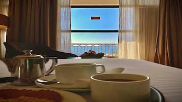 Roupas de cama premium, frigobar, cofres nos quartos, escrivaninha