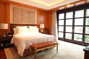 Courtyard Suite King | Roupa hipoalergénica, edredões de penas, minibar, cofre no quarto 