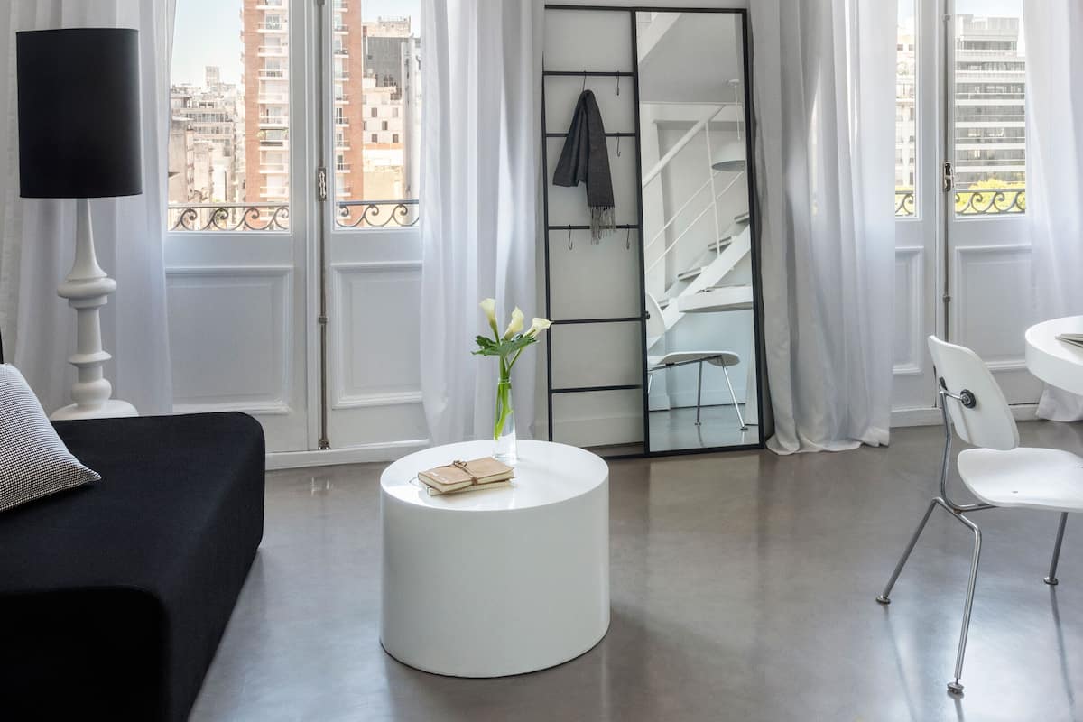Loft Double with View. | Sala de estar | Televisor LCD de 32 polegadas com canais por cabo, televisor