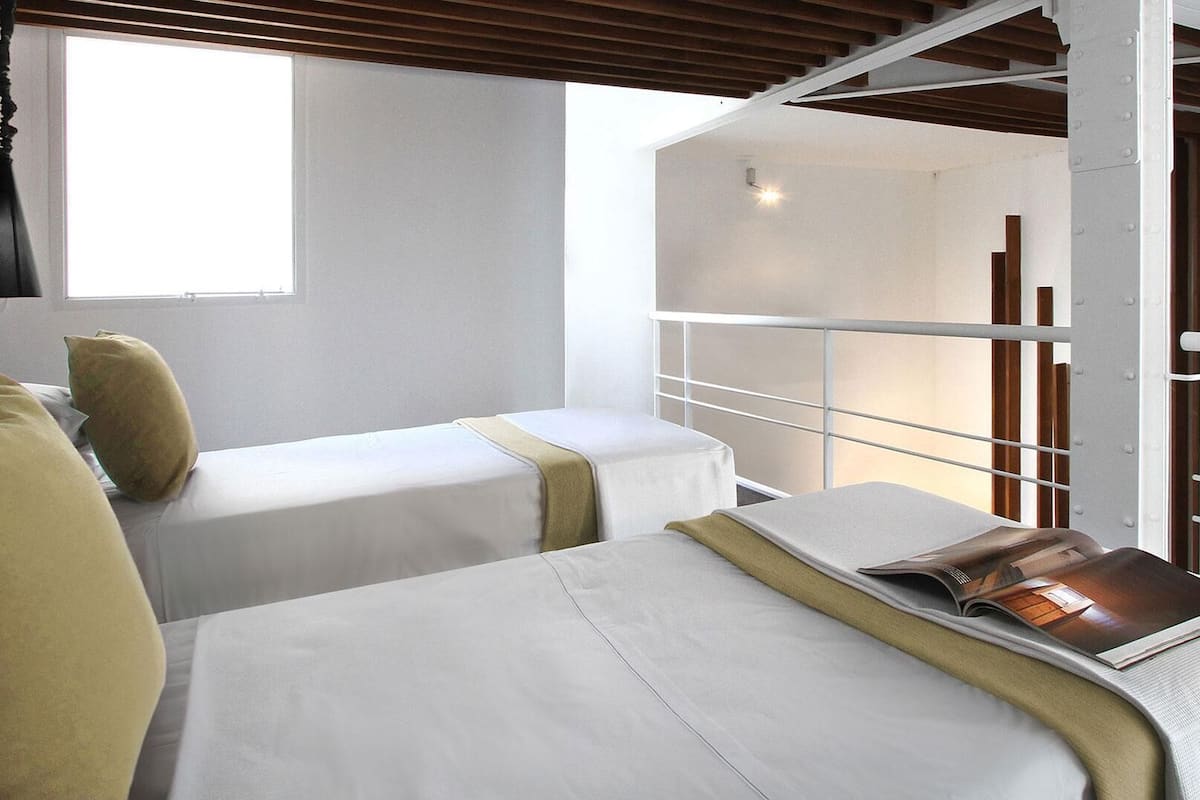 Minibar, cofre com capacidade para portátil, secretária