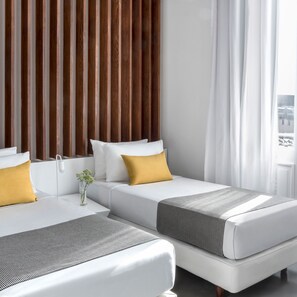 Quarto quádruplo | Frigobar, cofres nos quartos, escrivaninha, cortinas blackout