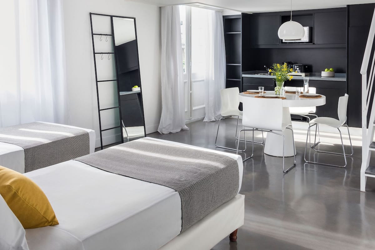 Quarto Quádruplo | Minibar, cofre com capacidade para portátil, secretária