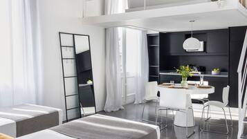 Quarto quádruplo | Frigobar, cofres nos quartos, escrivaninha, cortinas blackout