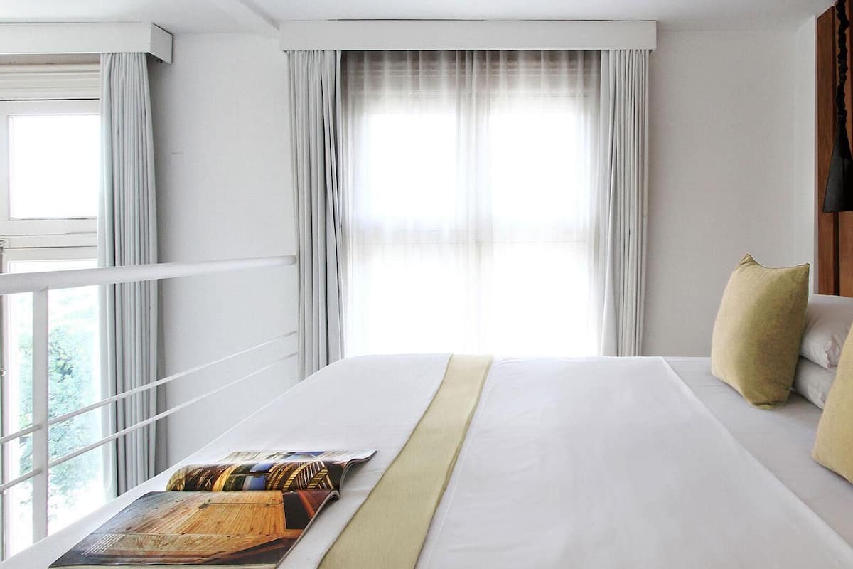 Minibar, cofre com capacidade para portátil, secretária