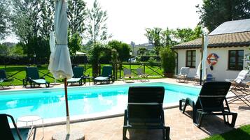 Piscina exterior sazonal, da(s) 8:00 à(s) 20:00, toldos gratuitos