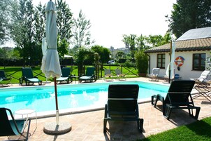 Piscina exterior sazonal, da(s) 8:00 à(s) 20:00, toldos gratuitos 