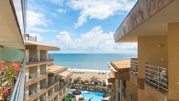 Resort com piscina, praia e vista para o oceano.