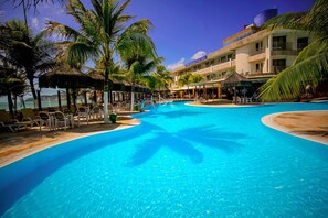 Piscina exterior, guarda-sóis