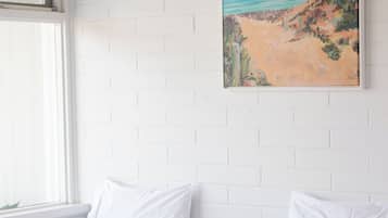 Family Room, Courtyard View - Unserviced | Frigobar, ferros/tábuas de passar roupa, Wi-Fi de cortesia