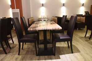Almoços e jantares servidos, incluindo cozinha francesa 