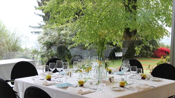 Pequenos-almoços, almoços, jantares servidos, com vista para o jardim