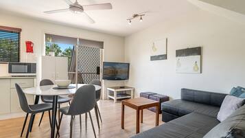 Apartamento, 2 quartos | Sala de estar | TV de ecrã plano