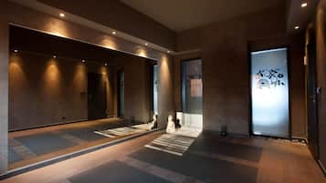 Massagens com pedras quentes, tratamentos ayurvédicos