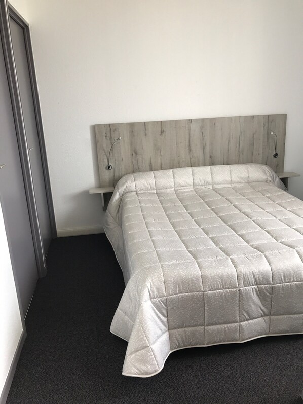 Quarto Duplo | Secretária, cortinas/cortinados opacos 