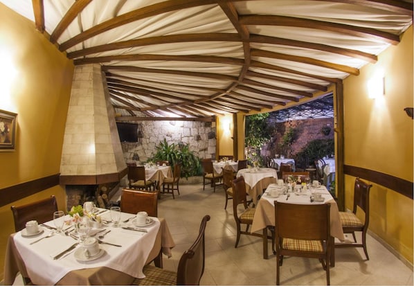 Café da manhã, almoço e jantar; culinária internacional