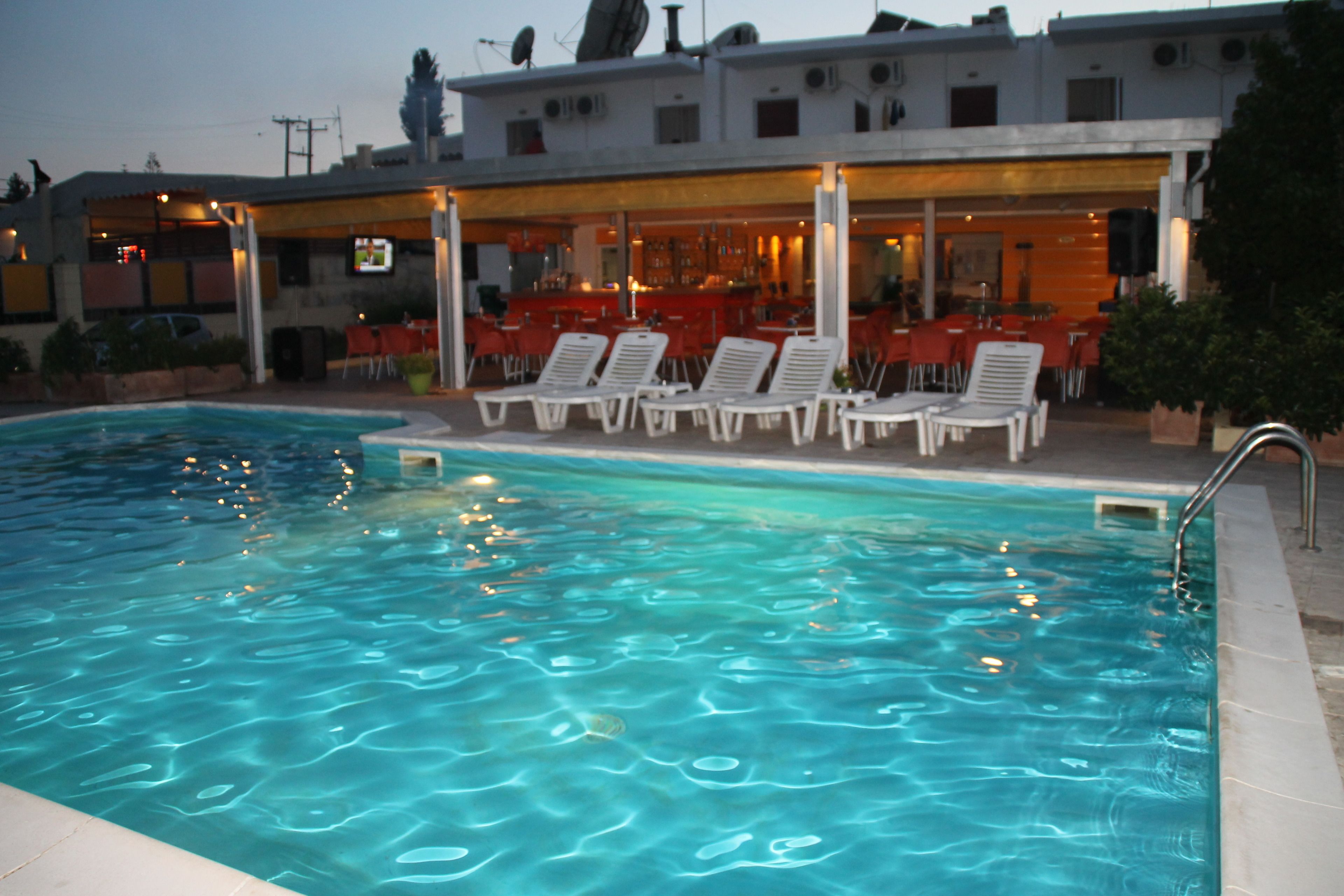 Piscina externa, guarda-sóis, espreguiçadeiras