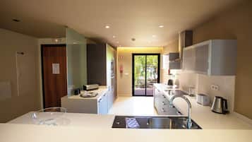 1 quarto, cofre no quarto, com decoração personalizada