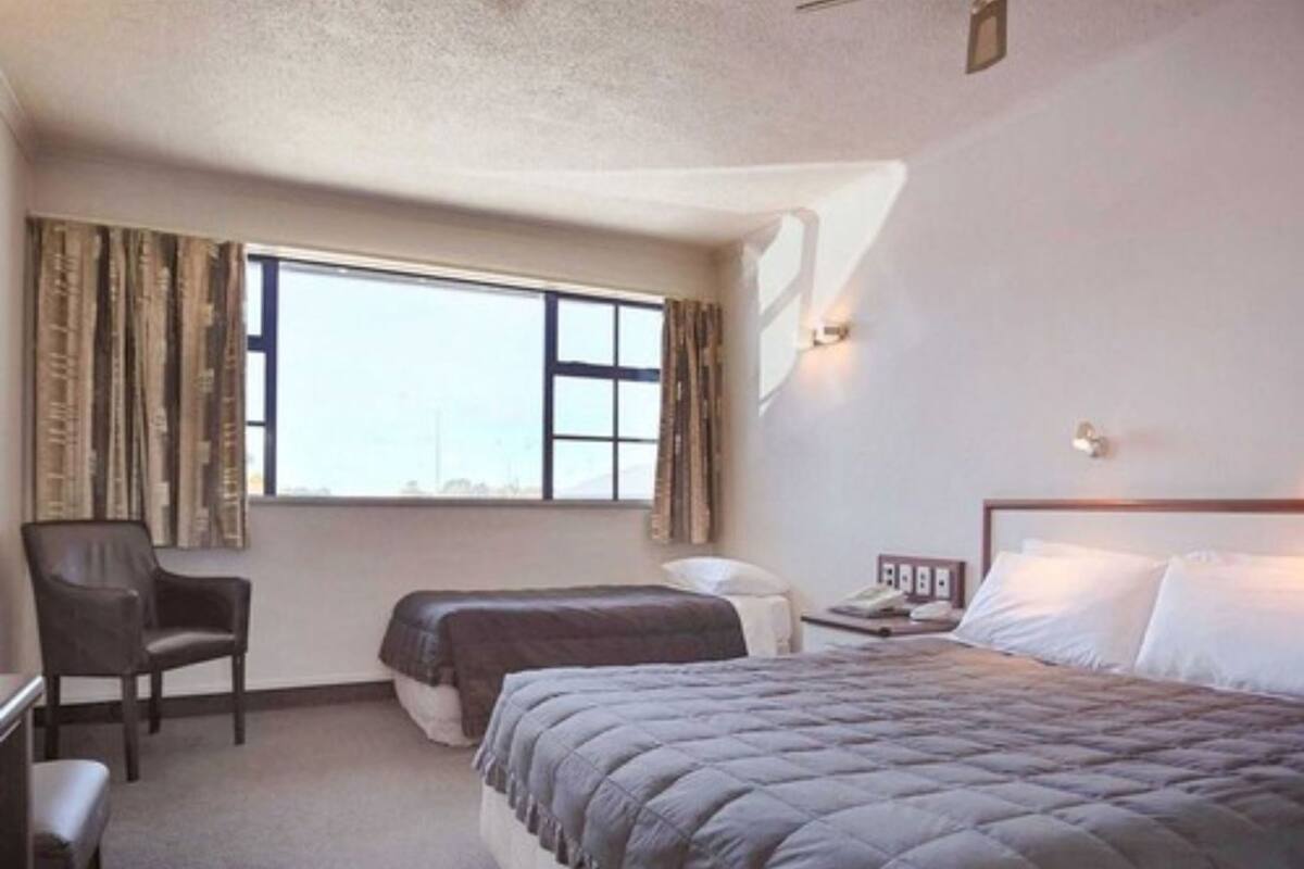 Frigobar, escrivaninha, quartos à prova de som