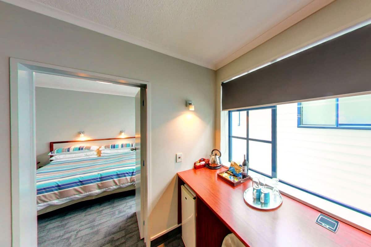 Frigobar, escrivaninha, quartos à prova de som