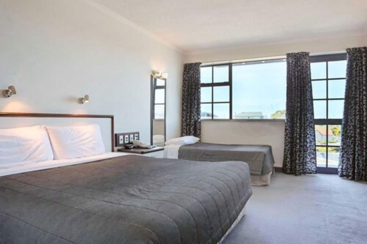 Frigobar, escrivaninha, quartos à prova de som