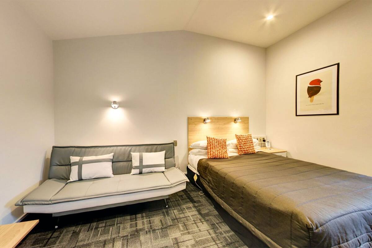 Frigobar, escrivaninha, quartos à prova de som