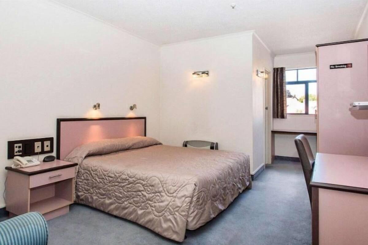 Frigobar, escrivaninha, quartos à prova de som