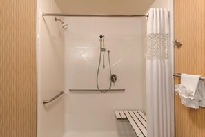 Quarto, 1 cama king-size, acessível, não fumadores | Casa de banho | Um polibã, artigos de higiene pessoal grátis, um secador de cabelo 