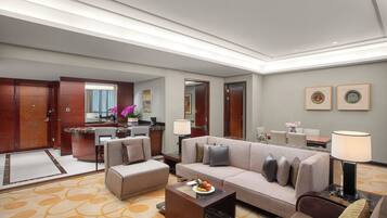 Quarto, 1 cama King (Binhai) | Roupas de cama antialérgicas, edredons de pluma, frigobar