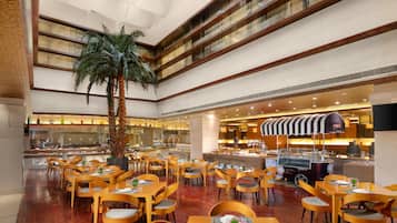 3 restaurantes, é servido café da manhã
