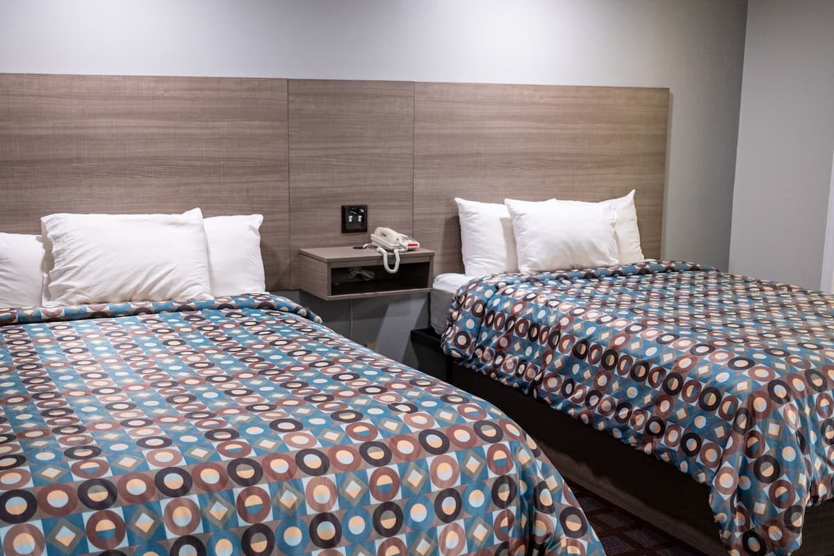 Quarto Duplo Deluxe, não fumadores | Secretária, ferro/tábua de engomar, Wi-fi grátis, despertadores 