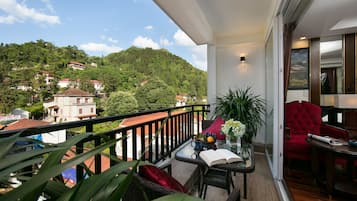 Frigobar, cofres nos quartos, escrivaninha, cortinas blackout
