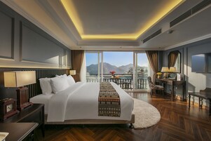 Quarto executivo, vista para a montanha | Frigobar, cofres nos quartos, escrivaninha, cortinas blackout