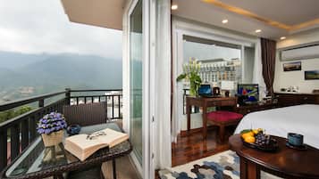 Quarto panorâmico, sacada, vista para a montanha ( room with 2 balconies ) | Frigobar, cofres nos quartos, escrivaninha, cortinas blackout