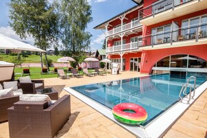 Piscina interior, piscina exterior, guarda-sóis, espreguiçadeiras