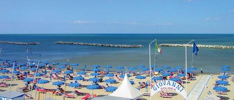 Uma praia privada nas proximidades, praia de areia branca